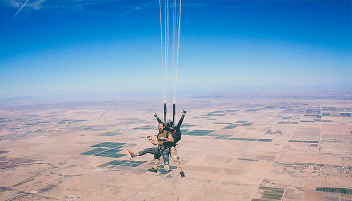 Saltul cu parasuta in tandem – ghid pentru incepatori – CadouriPerfecte